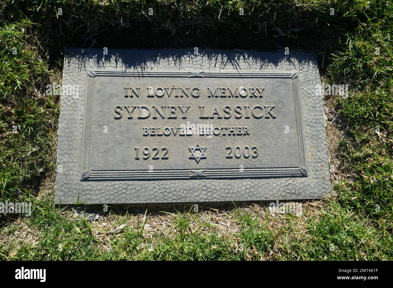 Los Angeles, California, USA 8th December 2022 Actor Sydney Lassick's Grave in Moses Section at ...