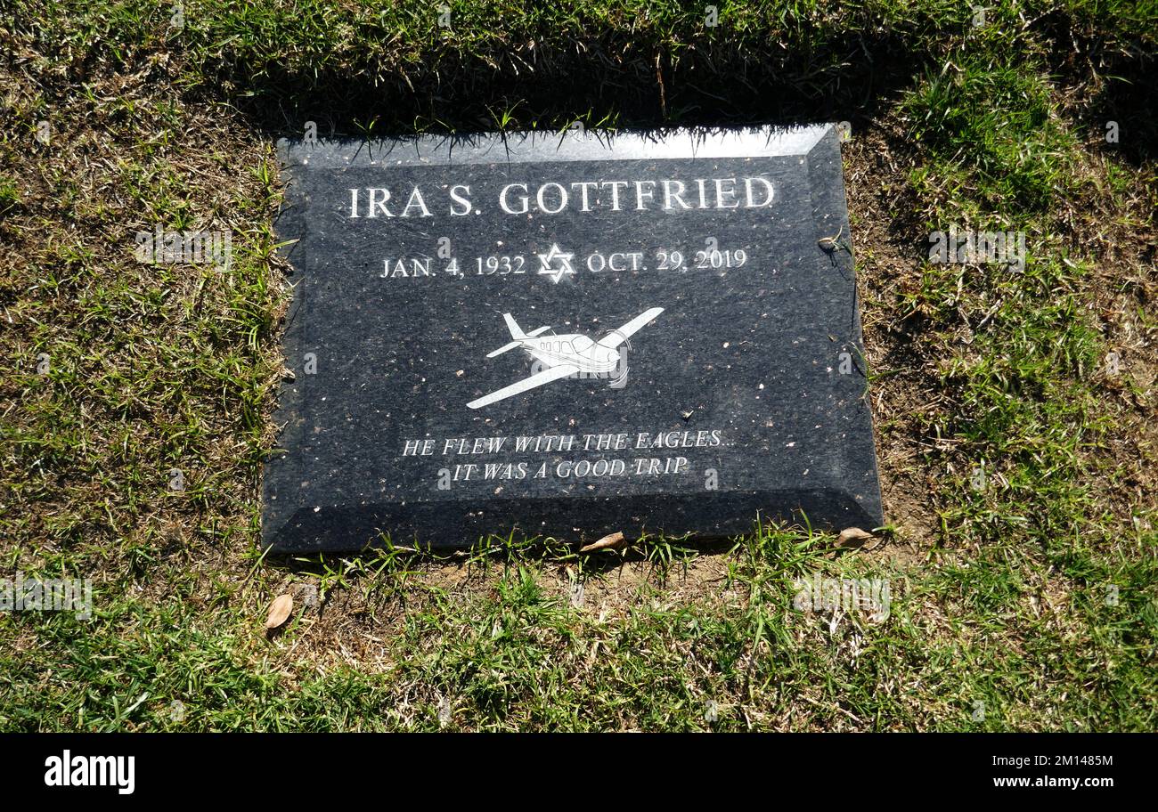 Los Angeles, California, USA 8th December 2022 Ira Gottfried's Grave at ...