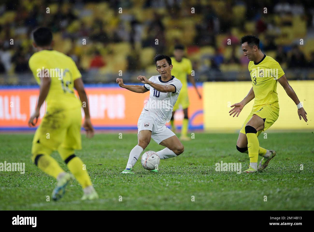 Kuala Lumpur, Malaysia. 09th Dec, 2022. Keo Sokpheng of Cambodia (C) and Quentin Jiun Ho Cheng ...