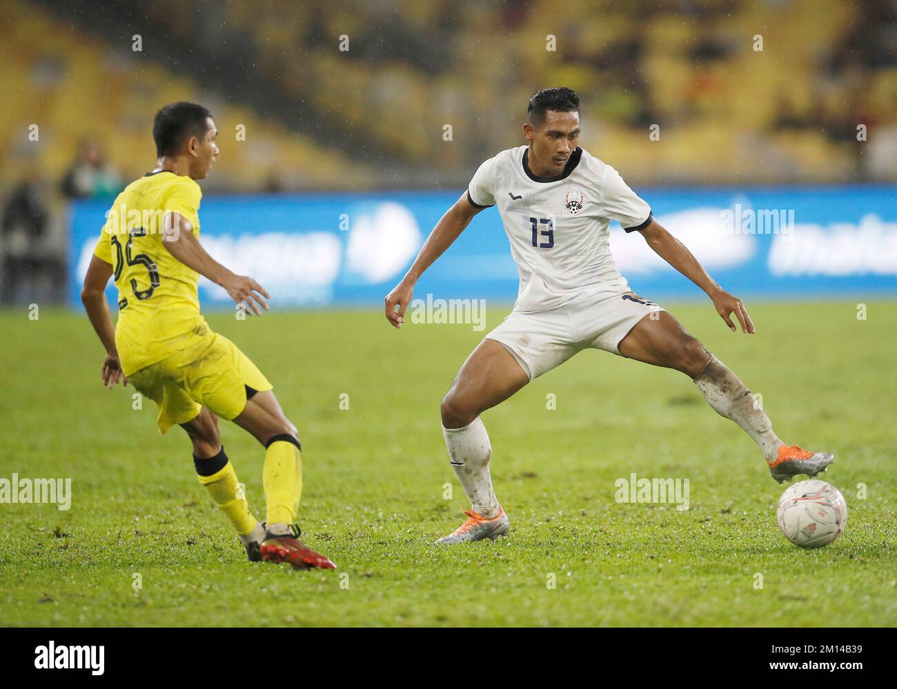 Kuala Lumpur, Malaysia. 09th Dec, 2022. Sareth Krya of Cambodia (R) and ...