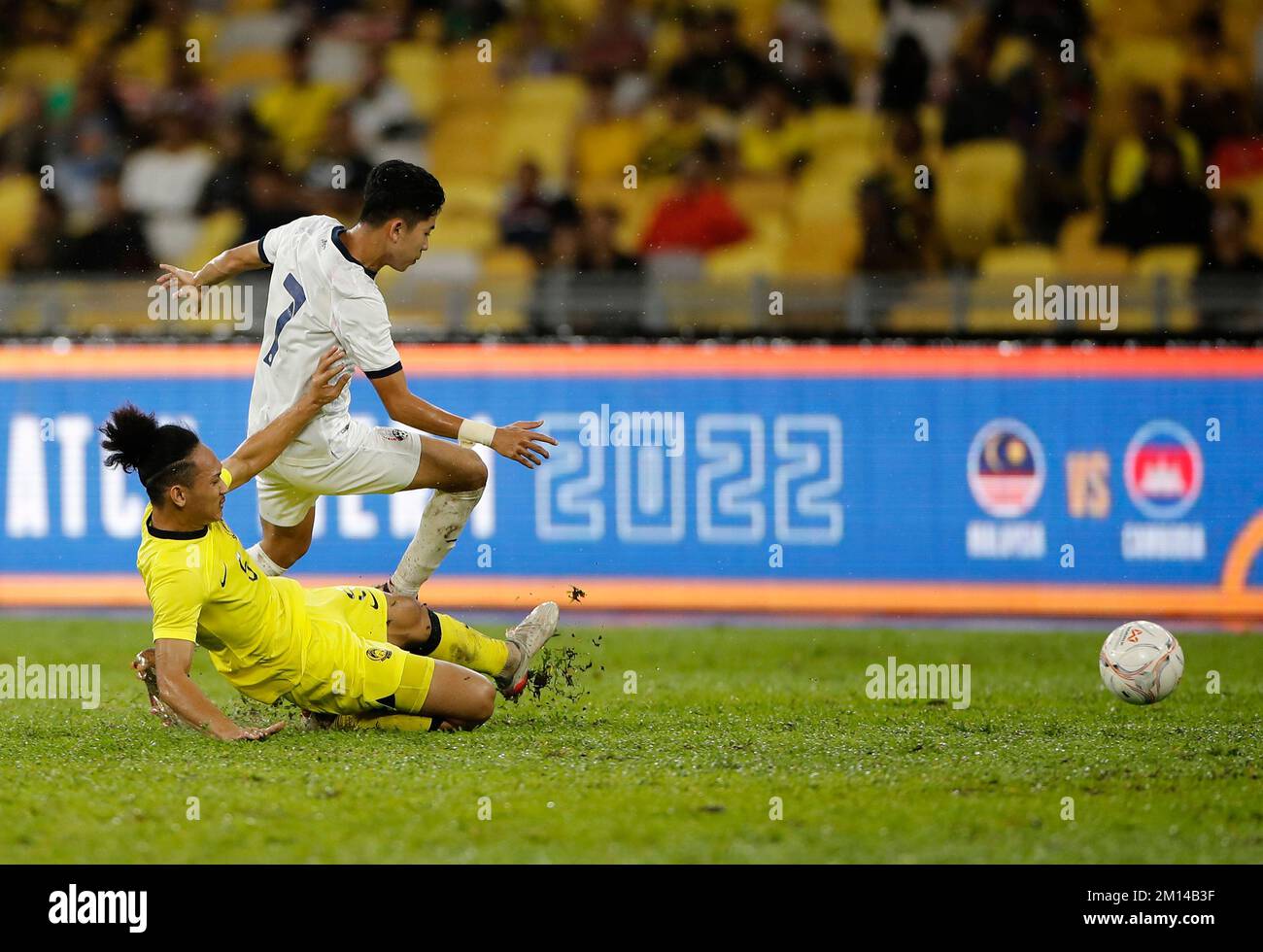 Lim Pisoth of Cambodia (R) and Sharul Nazeem Zulpakar of Malaysia in ...