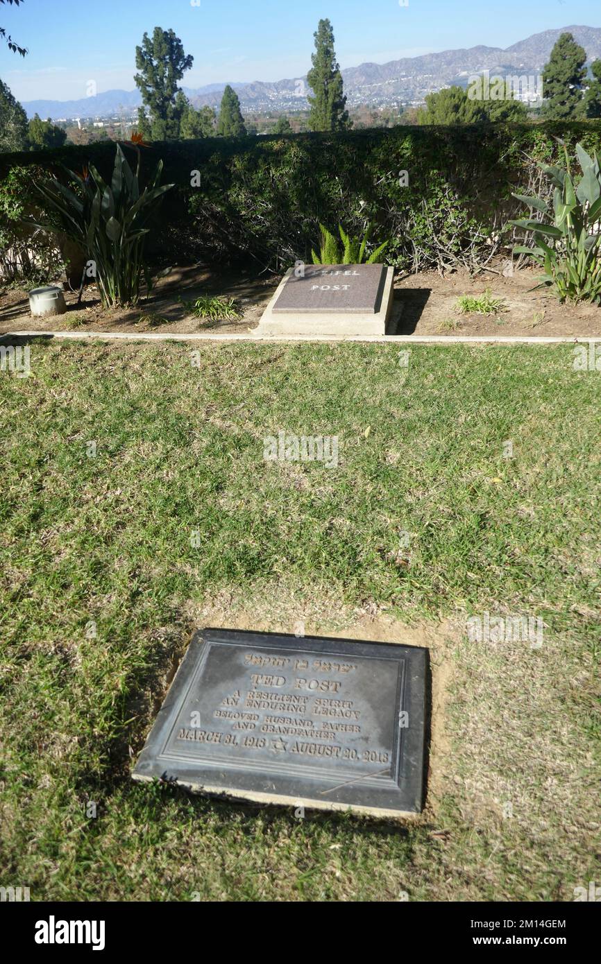 Los Angeles, California, USA 8th December 2022 Director Ted Post's Grave in Garden of Shemot at ...