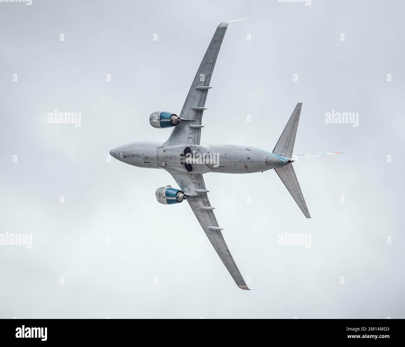 Close up of a commercial airplane flying Stock Photo - Alamy