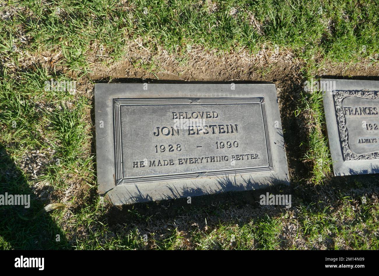 Los Angeles, California, USA 8th December 2022 Television Producer Jon Epstein's Grave in Garden ...