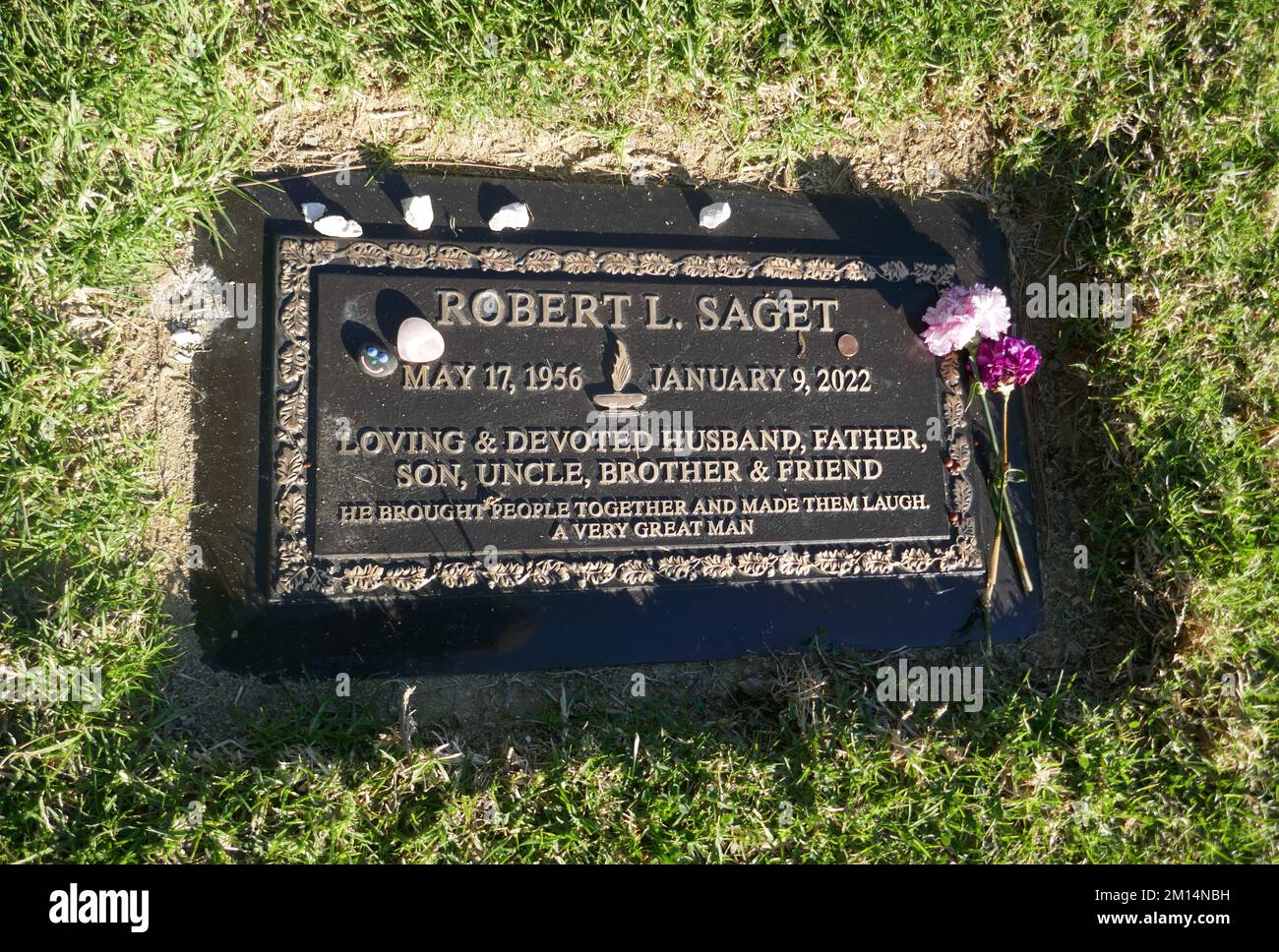 Los Angeles, California, USA 8th December 2022 Comedian Bob Saget's Grave in Garden of Ramah at ...