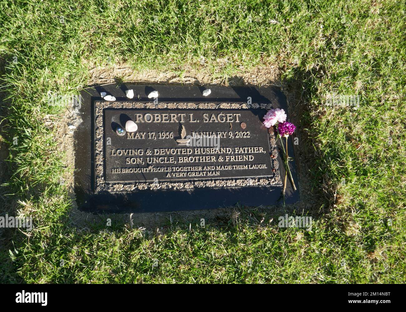 Los Angeles, California, USA 8th December 2022 Comedian Bob Saget's Grave in Garden of Ramah at ...