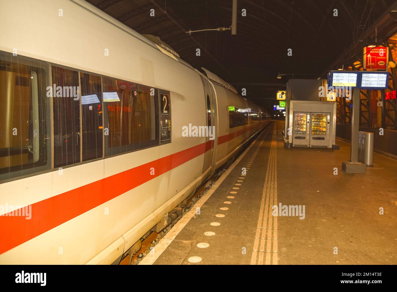 Ice on train track hi-res stock photography and images - Alamy