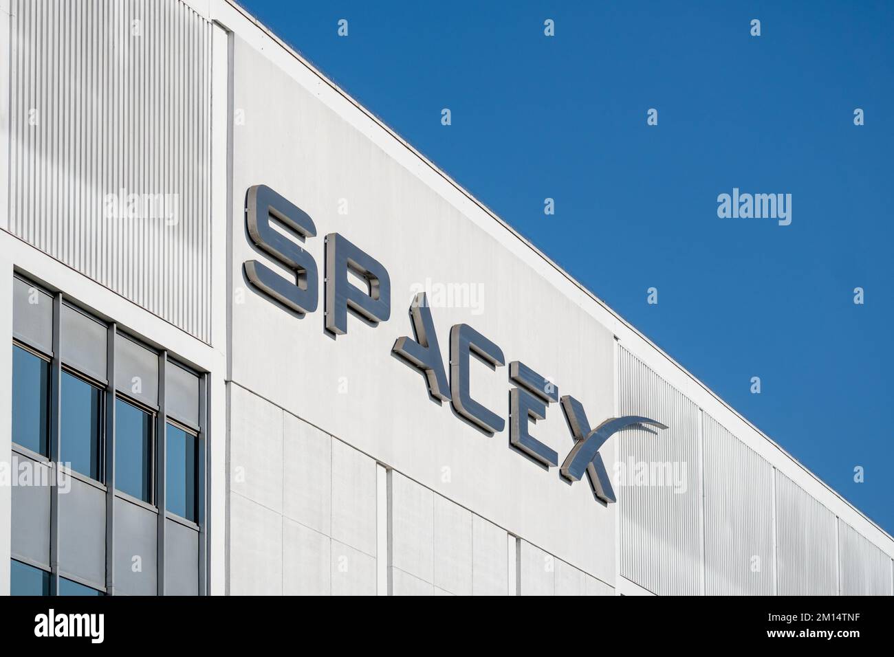 The SpaceX headquarters facility in Hawthorne, California Stock Photo ...