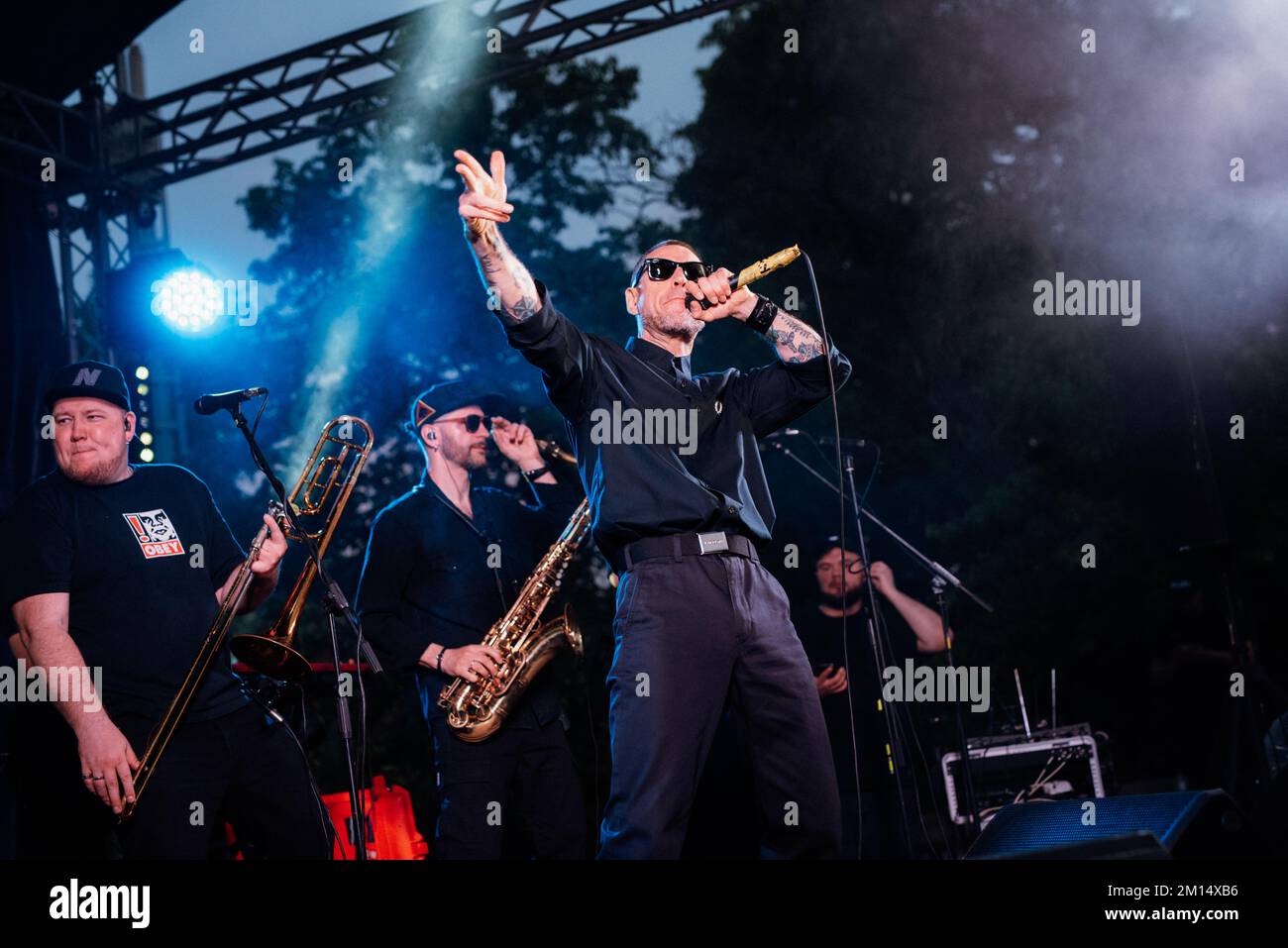 musical group, band, on stage in bright rays Stock Photo - Alamy