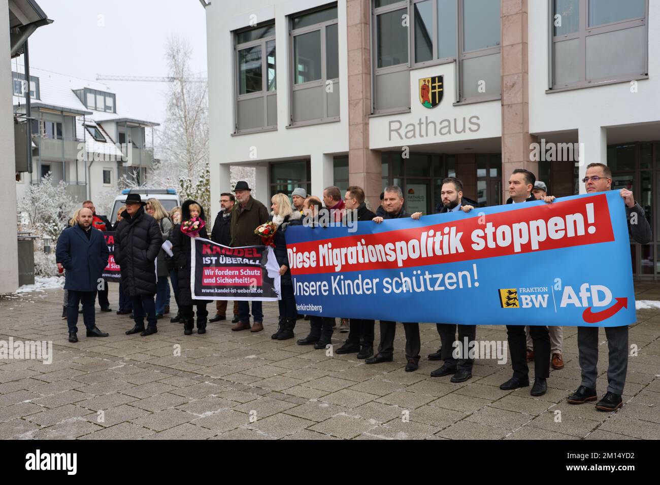 Illerkirchberg, Germany. 10th Dec, 2022. People stand on the town hall ...