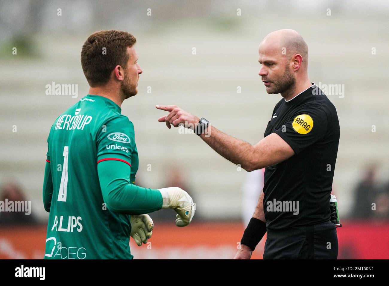 Rotterdam - KV Oostende goalkeeper Dillon Phillips, Referee Rob ...