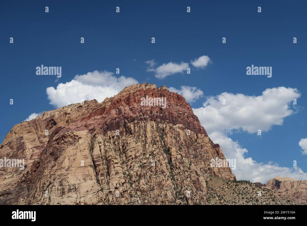A beautiful scene of the Red Rock Canyon State Park in Las Vegas ...