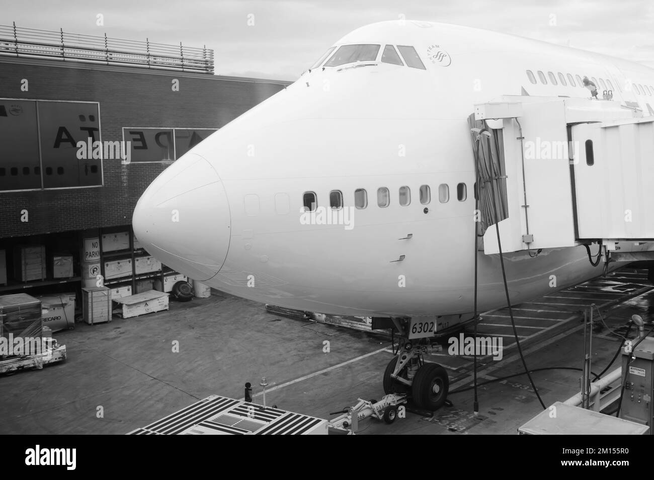Delta airlines airliner Black and White Stock Photos & Images - Alamy