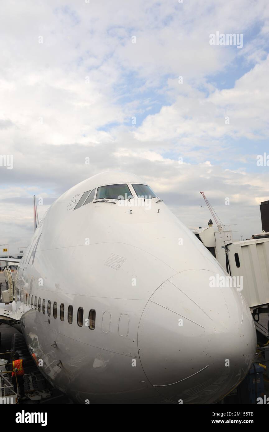 Cockpit window on 747 hi-res stock photography and images - Alamy