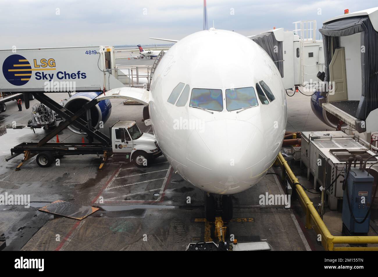 Delta plane maintenance hi-res stock photography and images - Alamy