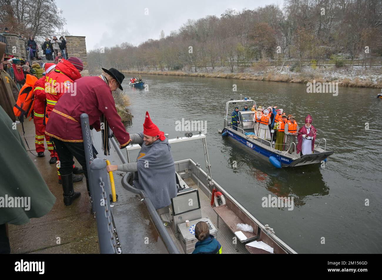 Bernburg, Germany. 10th Dec, 2022. A Christmas elf climbs out of the ...