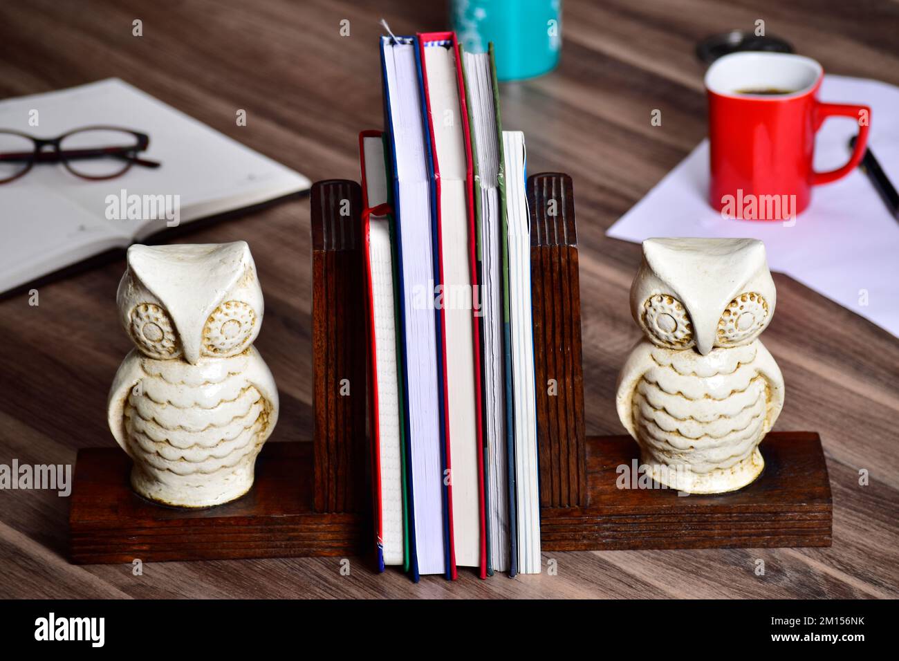 Bookend hi-res stock photography and images - Alamy