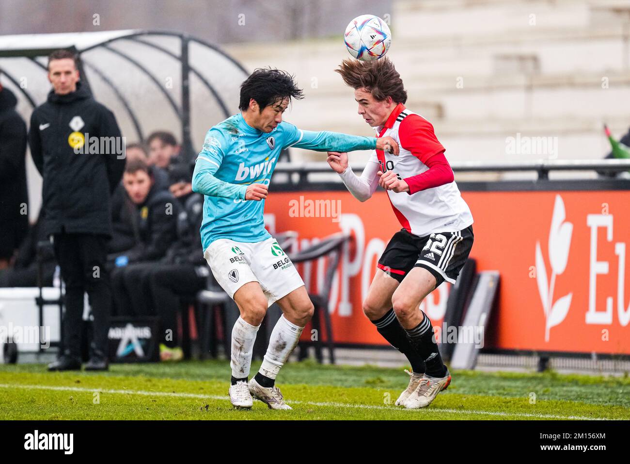Rotterdam - Tatsuhiro Sakamoto of KV Oostende, Leo Sauer of Feyenoord ...