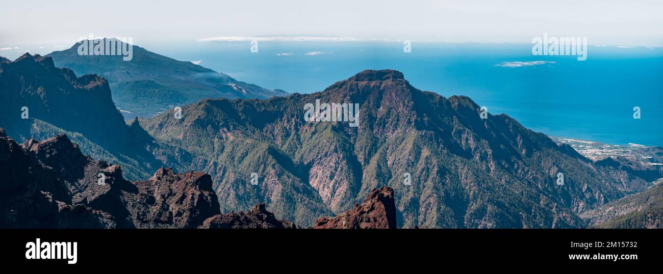 Bejenado mountain peak in Taburiente caldera with cumbre vieja volcano ...
