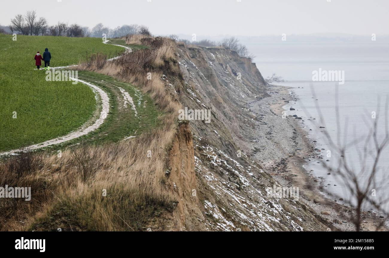 Stohl, Germany. 10th Dec, 2022. Walkers are out and about on the cliff ...