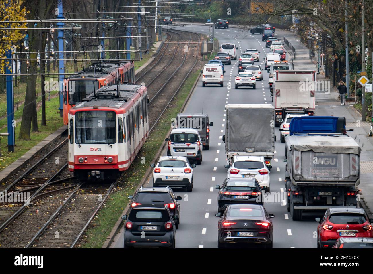 Inner city traffic, 3-lane Westfalendamm, B1 federal road, heavy ...