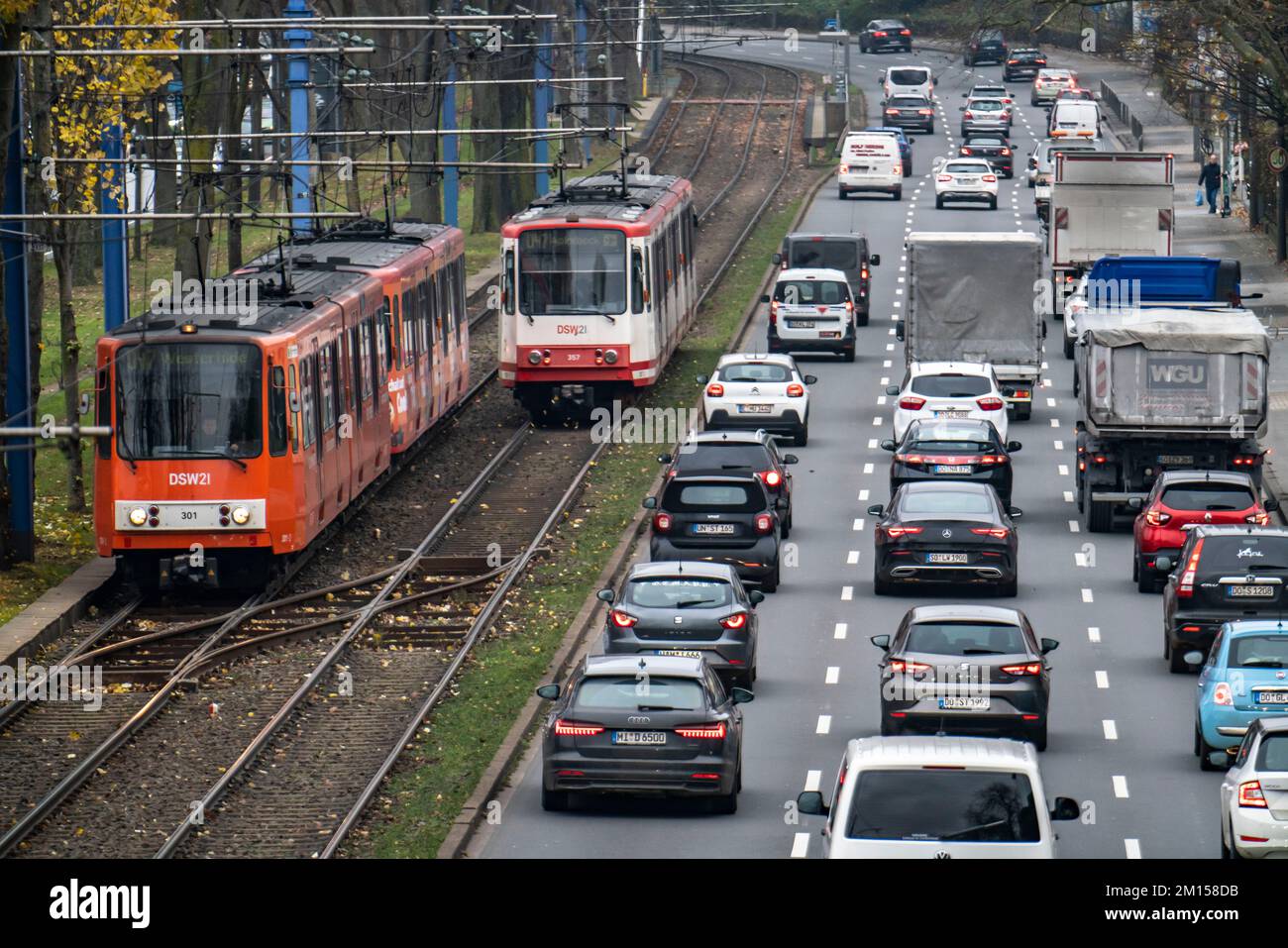 Inner city traffic, 3-lane Westfalendamm, B1 federal road, heavy ...