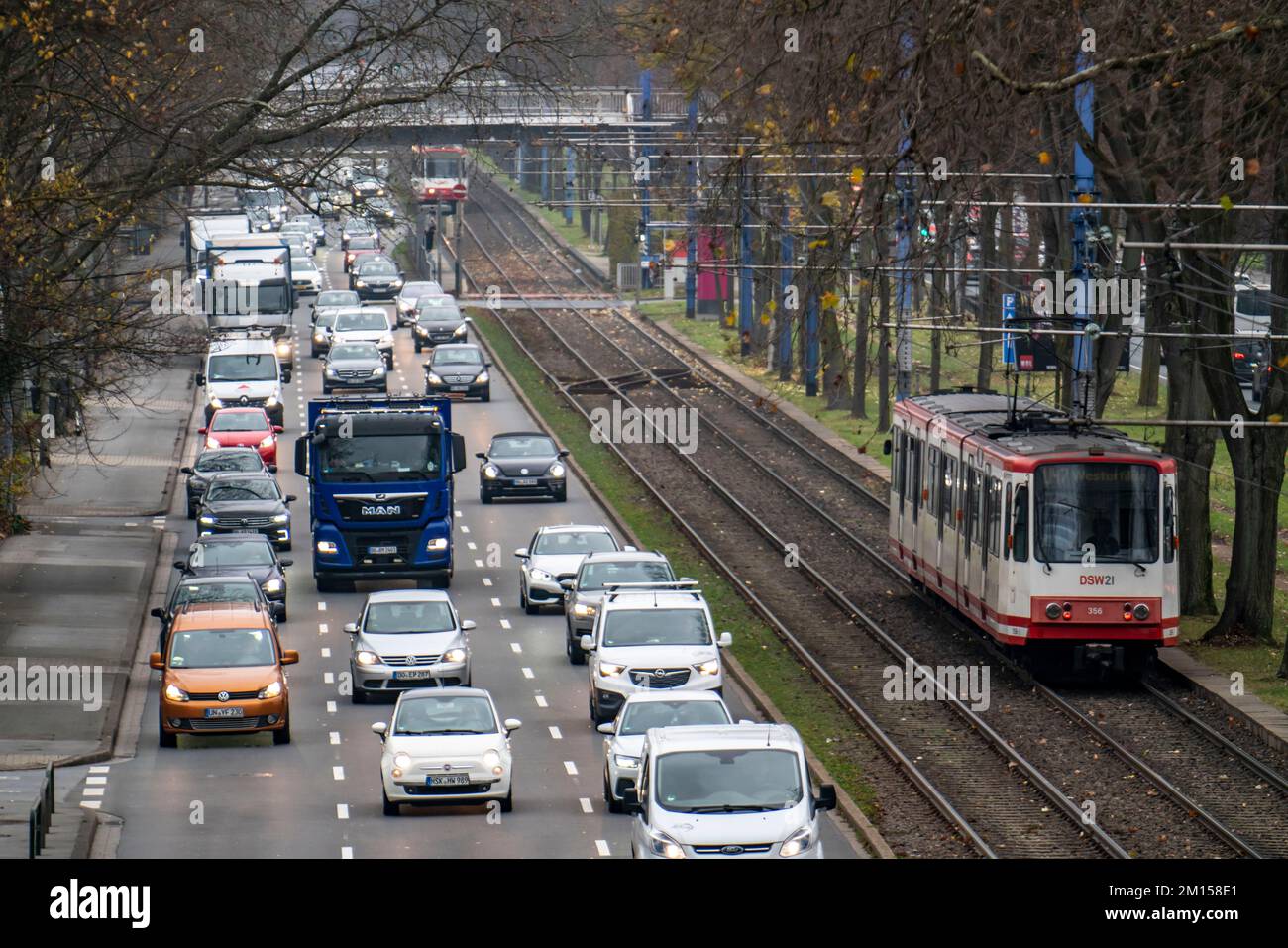 Inner city traffic, 3-lane Westfalendamm, B1 federal road, heavy ...