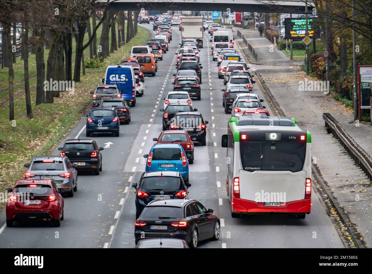 Inner city traffic, 3-lane Westfalendamm, B1 federal road, heavy ...