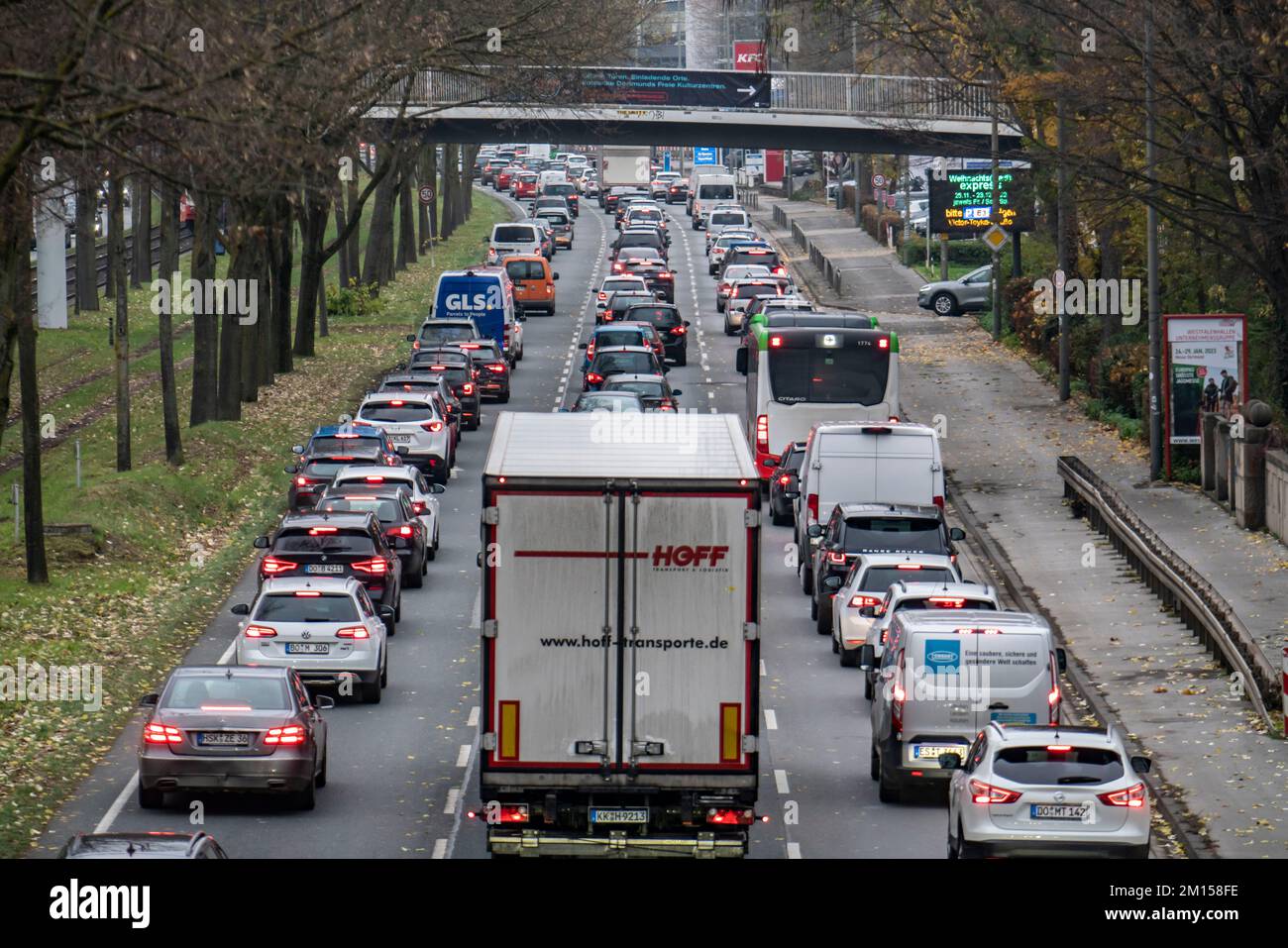 Inner city traffic, 3-lane Westfalendamm, B1 federal road, heavy ...