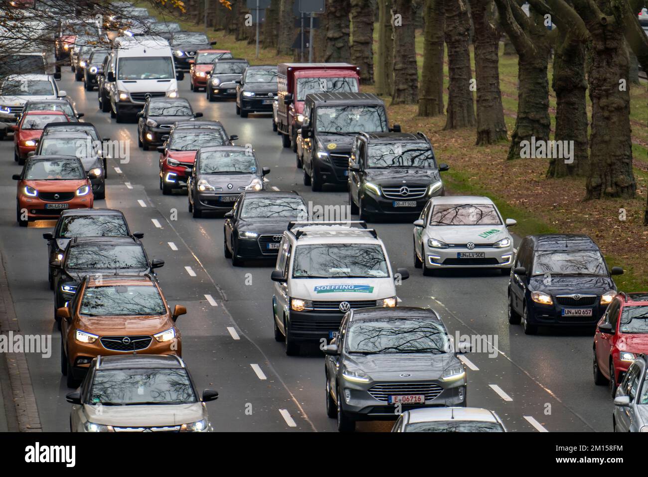 Inner city traffic, 3-lane Westfalendamm, B1 federal road, heavy ...