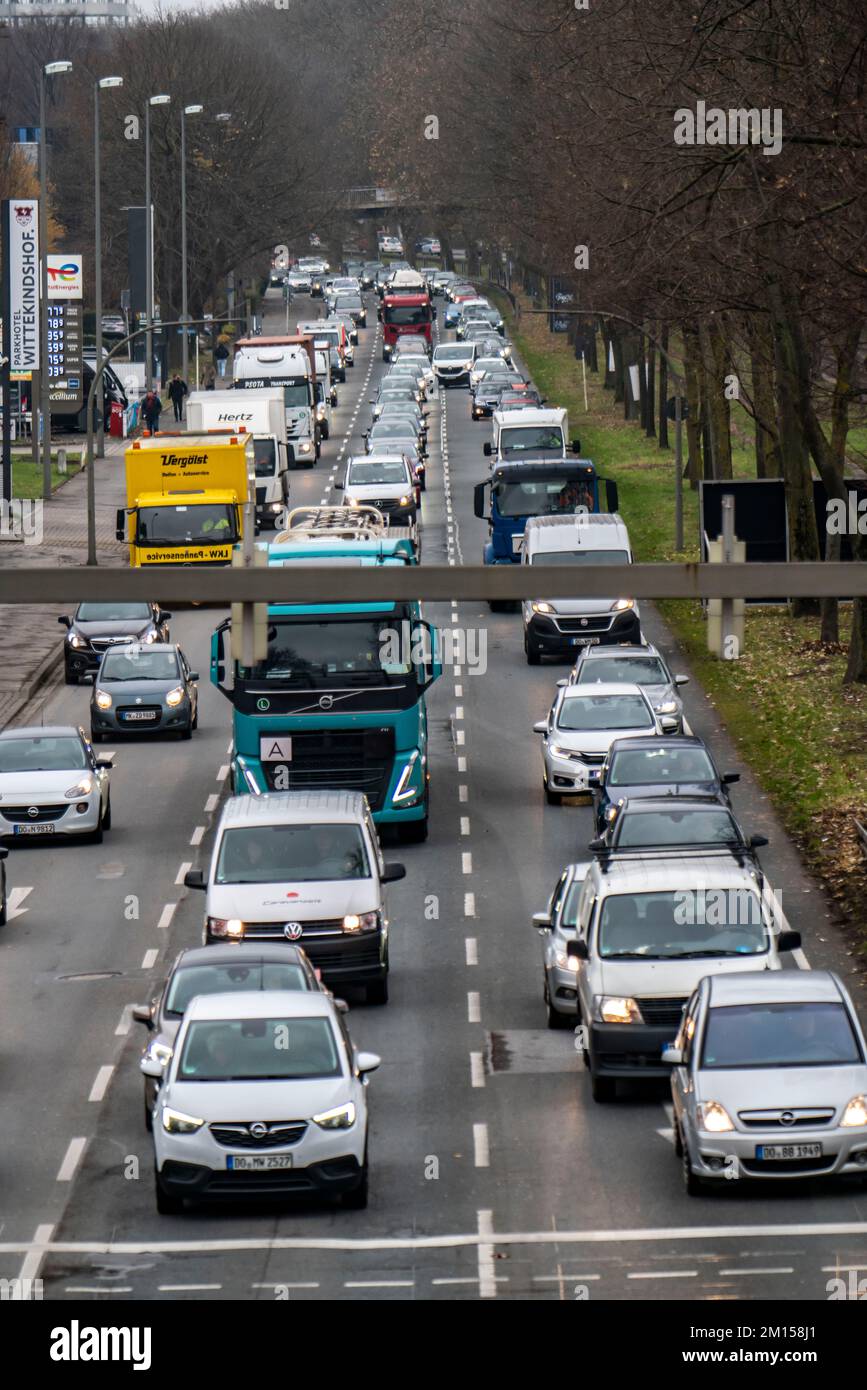Inner city traffic, 3-lane Westfalendamm, B1 federal road, heavy ...