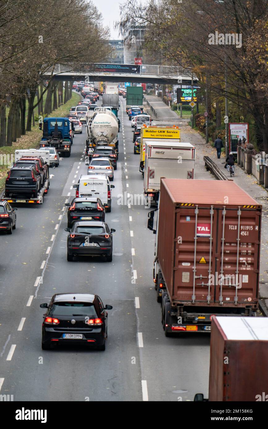 Inner city traffic, 3-lane Westfalendamm, B1 federal road, heavy ...