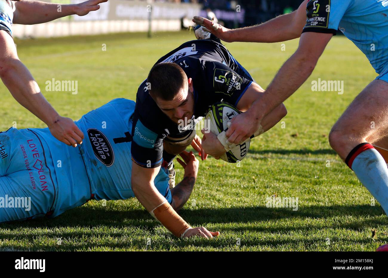 Bath Rugby's Fergus Lee-Warner scores his side's second try of the game ...