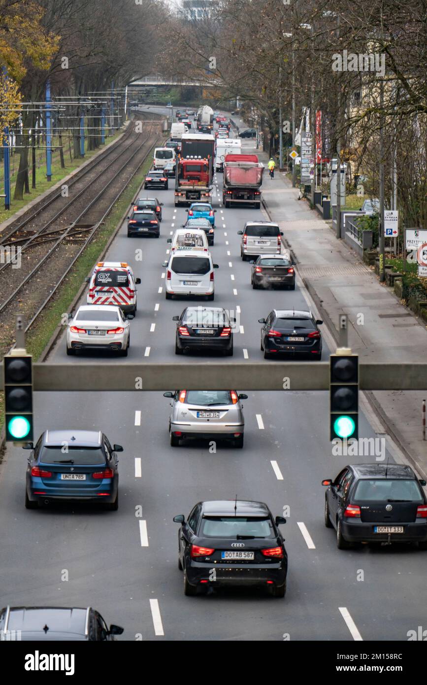 Inner city traffic, 3-lane Westfalendamm, B1 federal road, heavy ...