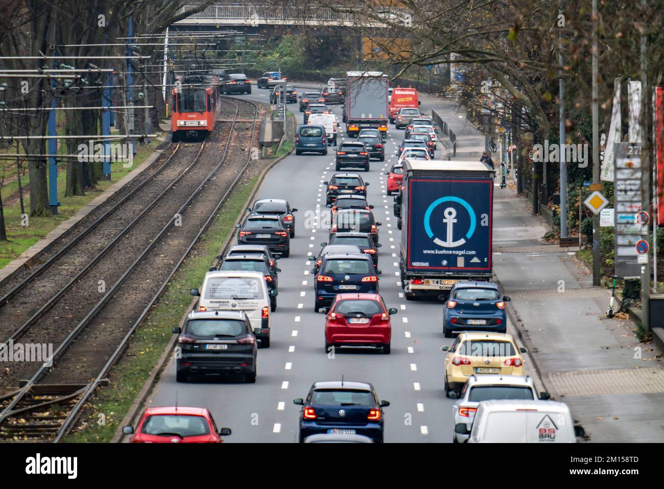 Inner city traffic, 3-lane Westfalendamm, B1 federal road, heavy ...