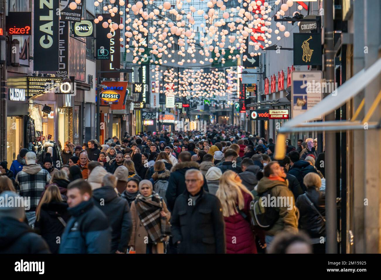 Hohe Straße in Cologne, main shopping street, pre-Christmas period ...