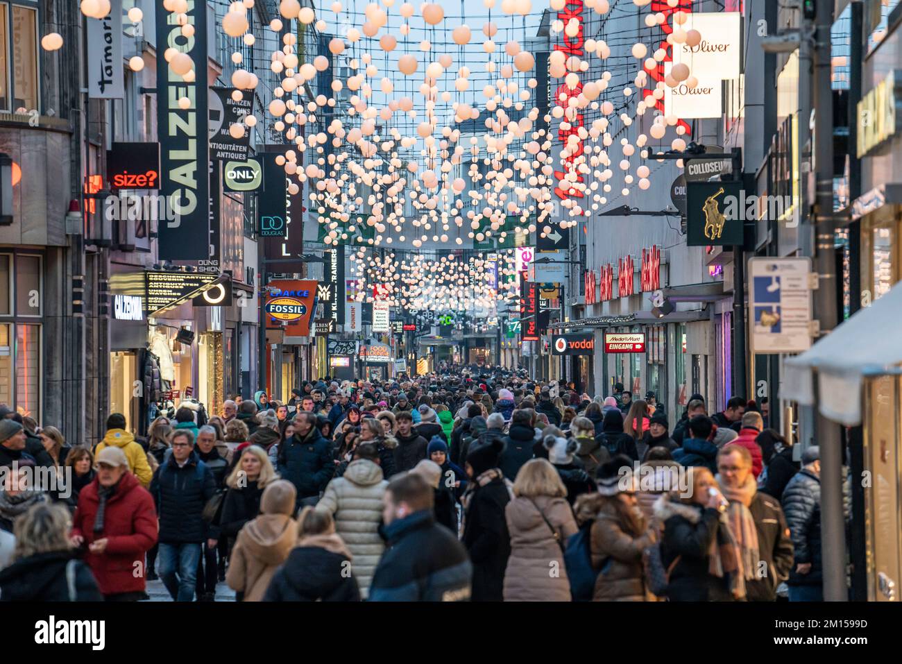 Hohe Straße in Cologne, main shopping street, pre-Christmas period ...
