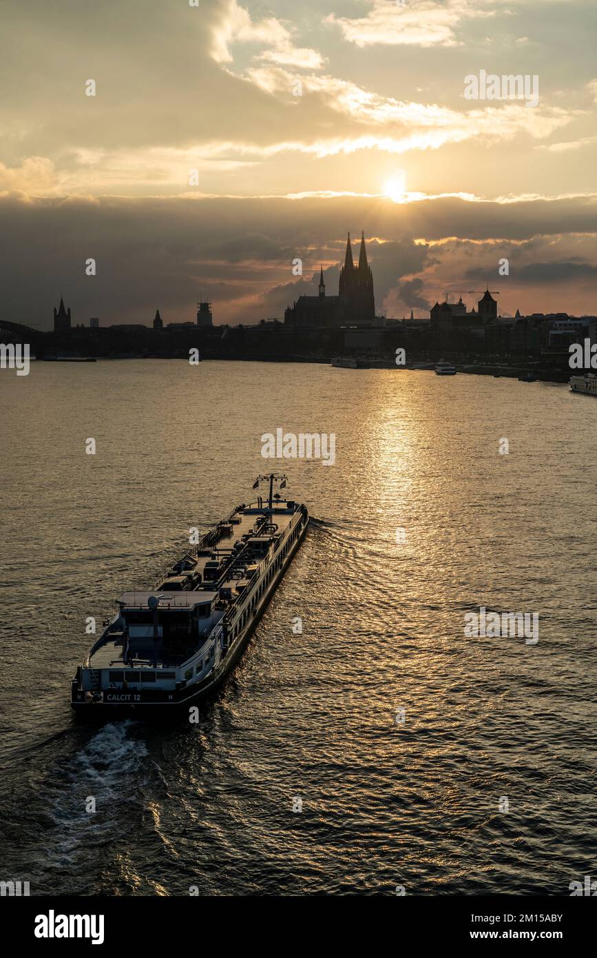The Rhine near Cologne, sunset, Cologne Cathedral, cargo ship, NRW ...