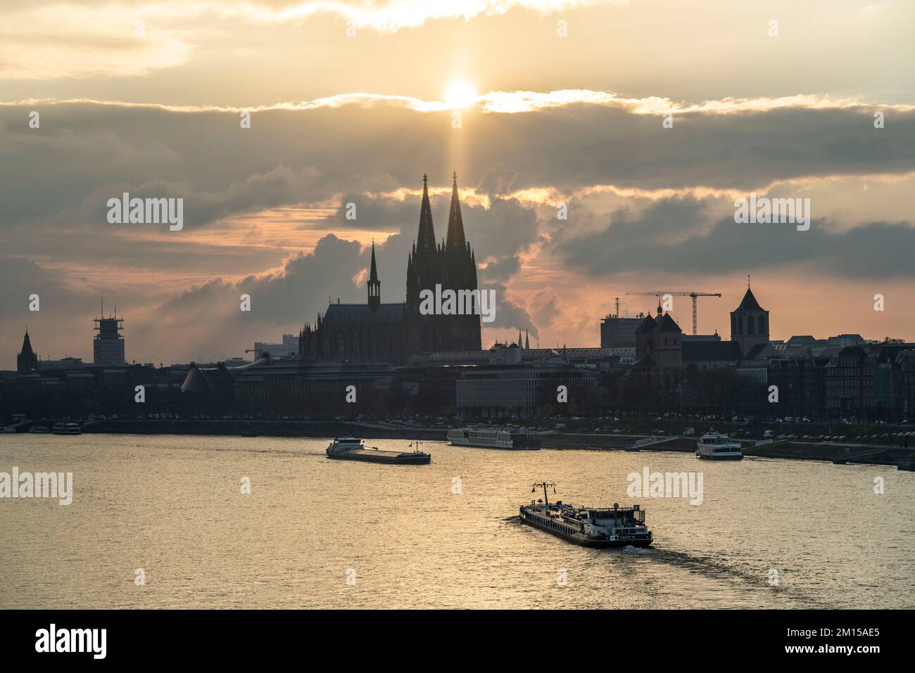 The Rhine near Cologne, sunset, Cologne Cathedral, cargo ship, NRW ...