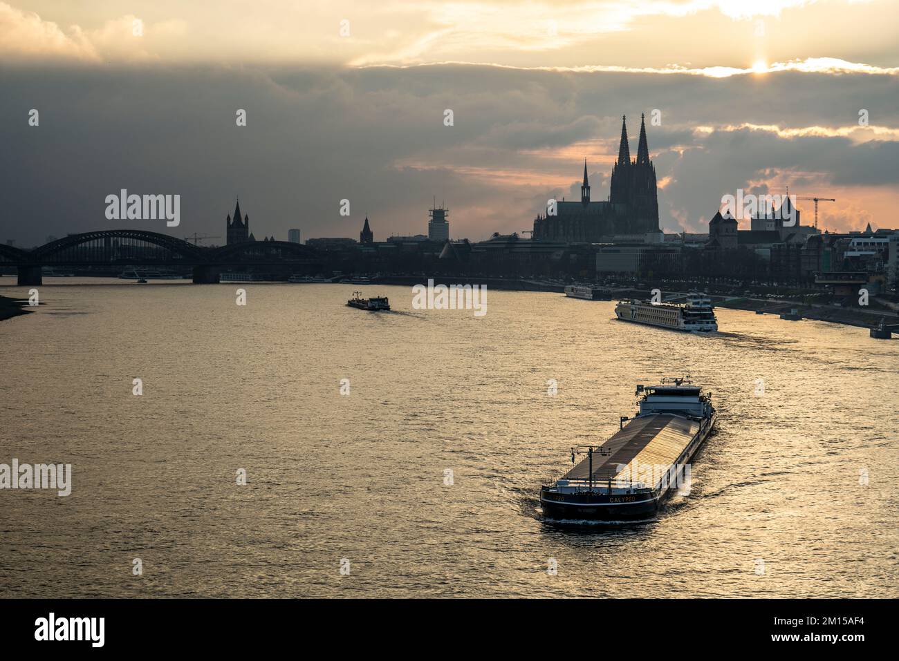 The Rhine near Cologne, sunset, Cologne Cathedral, cargo ship, NRW ...