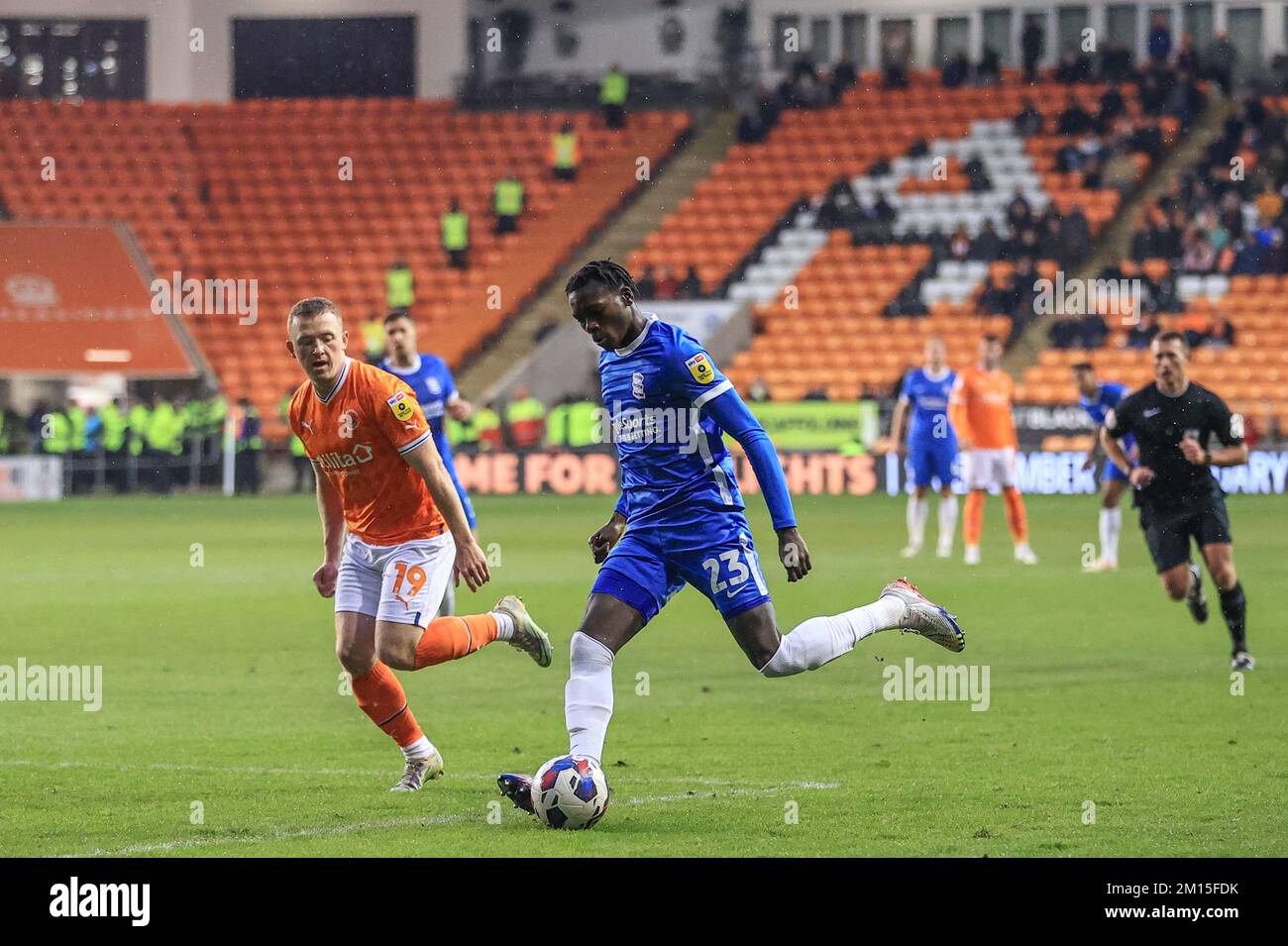 Emmanuel Longelo #23 of Birmingham City crosses the ball during the Sky ...