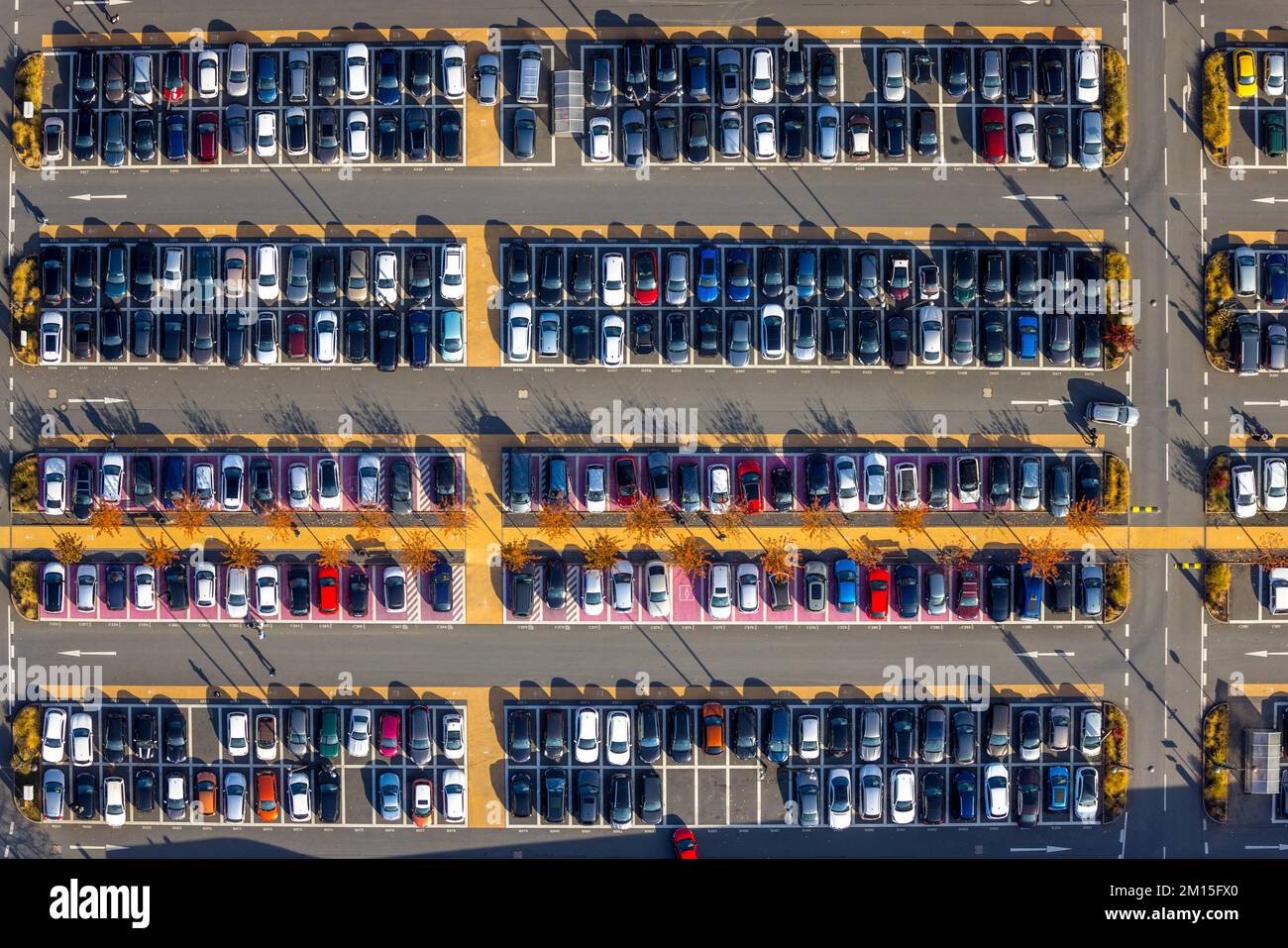 Parking aerial park shopping mall hi-res stock photography and images ...
