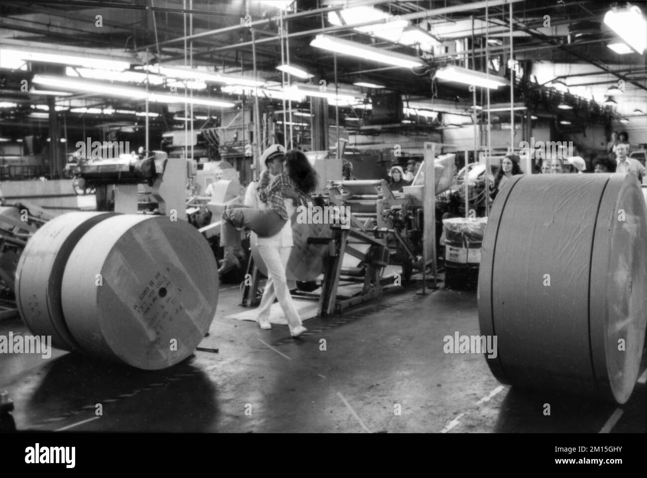 RICHARD GERE carrying DEBRA WINGER in AN OFFICER AND A GENTLEMAN 1982 ...