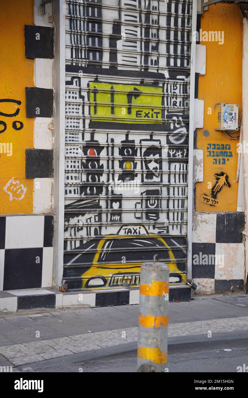 Yellow graffiti hi-res stock photography and images - Alamy