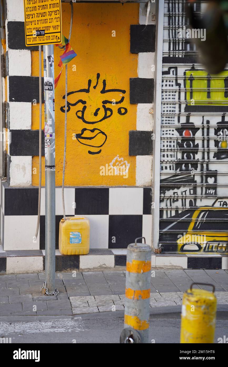 yellow graffiti in te street of tel aviv Stock Photo - Alamy