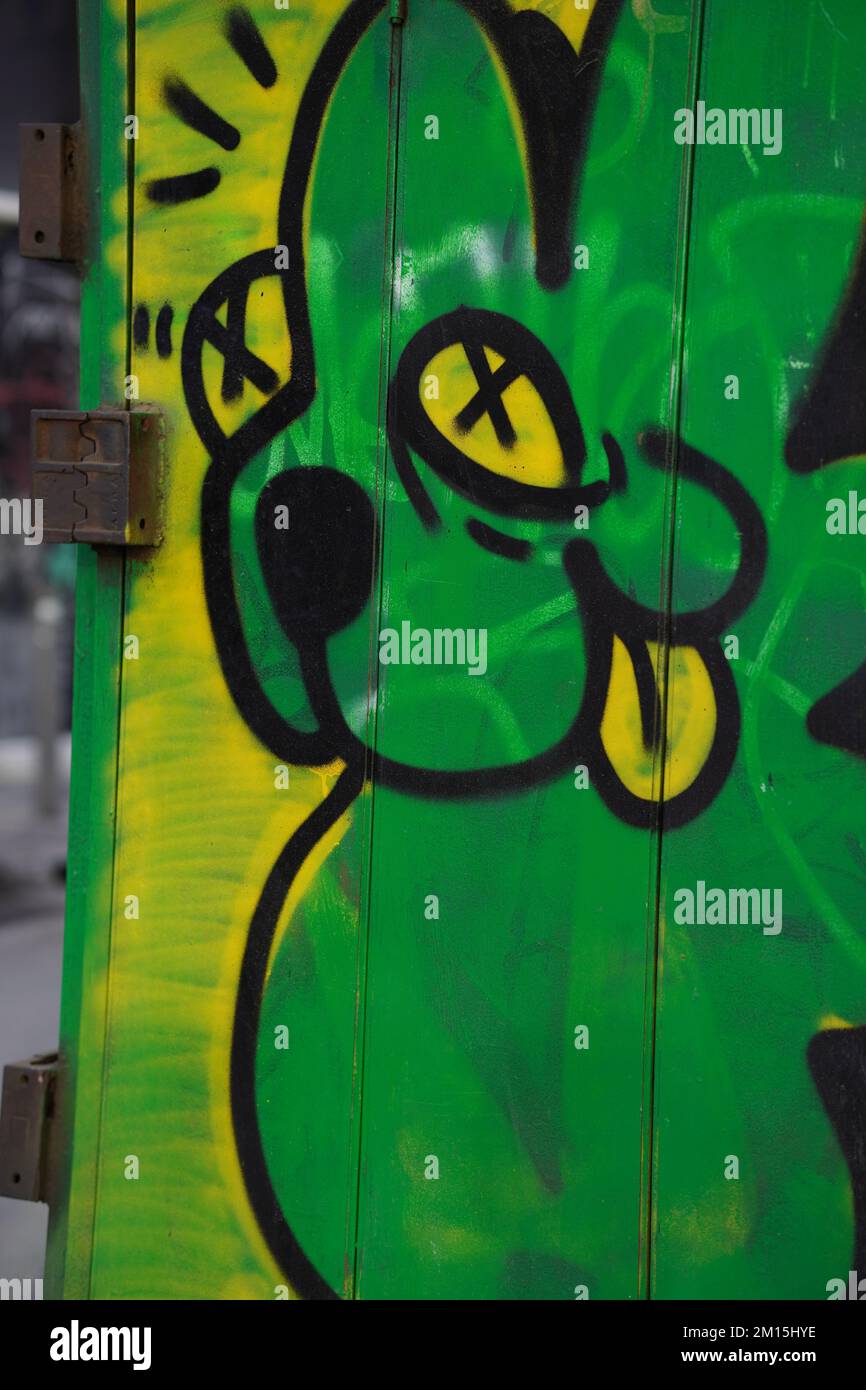 yellow graffiti in te street of tel aviv Stock Photo - Alamy