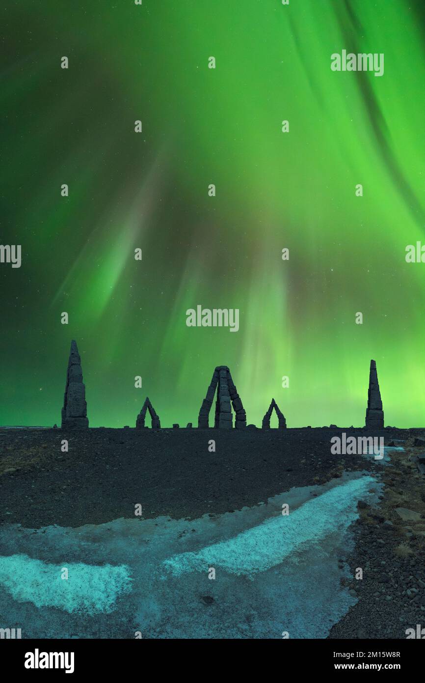 Spectacular scenery of bright turquoise northern lights over Artic ...