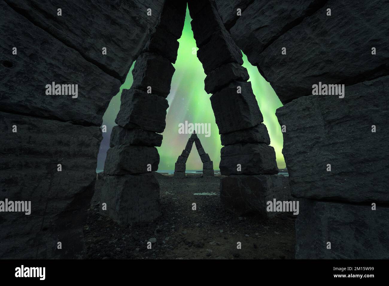 Spectacular scenery of bright turquoise northern lights over Artic ...