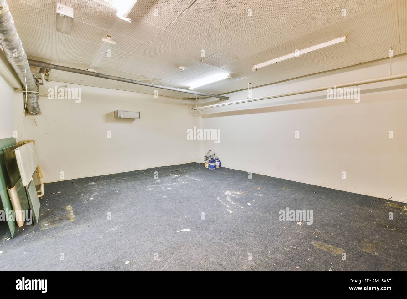 Empty basement room hi-res stock photography and images - Alamy