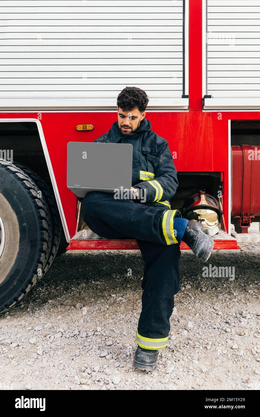 Laptop outside emergency hi-res stock photography and images - Alamy